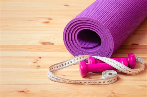 보라색 요가 매트 나무 바닥에 측정 테이프와 분홍색 아령 선택적 초점 0명에 대한 스톡 사진 및 기타 이미지 0명 개념 개인 장식품 Istock