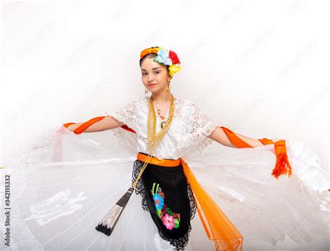 Stockfoto Adolecente Latina Con Traje Tipico De Veracruz Mexico Jarocha Con Vestido Blanco