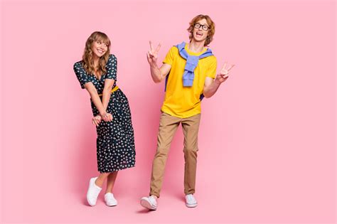 파스텔 핑크 컬러 배경에 고립 된 날짜에 함께 미소 함께 시간을 보내는 재미있는 부부의 전체 길이 의 몸 크기 사진 커플에 대한 스톡 사진 및 기타 이미지 Istock