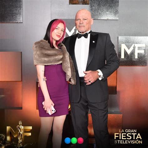 Los Espectaculares Looks De Los Famosos En La Alfombra Roja De Los