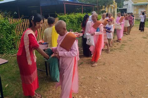 သရက်မြို့၌ ၇၁ ကြိမ်မြောက် သာသနာ့အနွယ်ဝင် သီလရှင် ၅၆ ပါးအား ဆွမ်းဆန်တော်နှင့် အလှူငွေ လောင်းလှူ