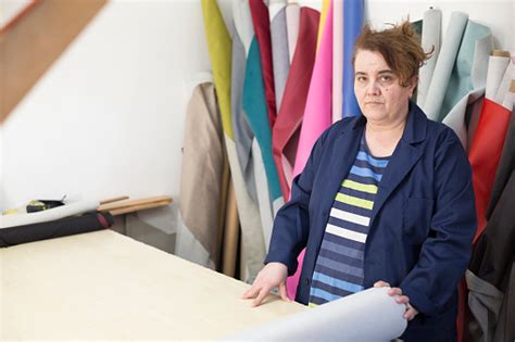 가구 공장에 있는 이전 여자는 측정 하 고 절단을 위한 회색 물자를 준비 하 고 있습니다 가구에 대한 스톡 사진 및 기타 이미지