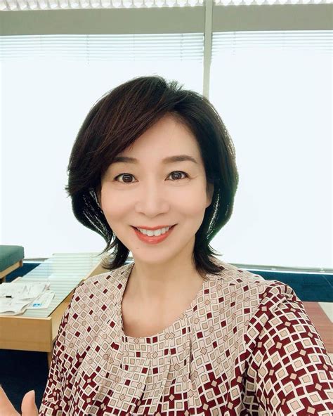 伊藤聡子さんのインスタグラム写真 伊藤聡子Instagram ミヤネ屋の衣装はベージュ 赤の幾何学模様のワンピースでした 控室のお