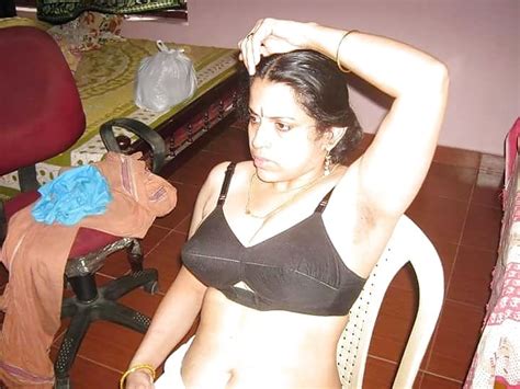 Horny Mallu Nude Tease Stripping Saree For Photos Photo