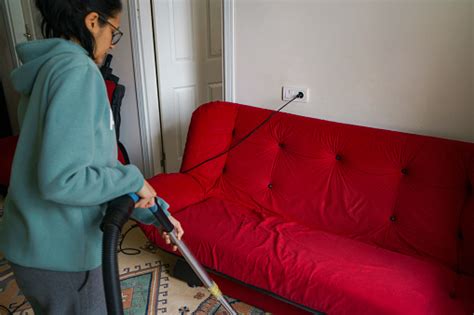 집에서 진공 청소기로 소파를 청소하는 여성 청소 서비스 개념 가구에 대한 스톡 사진 및 기타 이미지 가구 가사 집안일 가정 생활 Istock