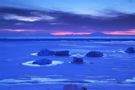 朝のオホーツク海の流氷と海別岳の写真素材 FYI08013603 ストックフォトの Qlean Market