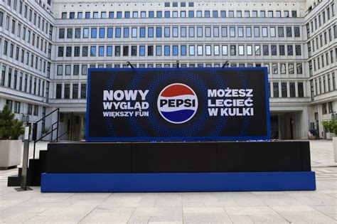 В Варшаве установили бесплатный бассейн с пластиковыми шариками