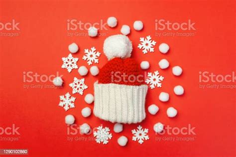 빨간 모자와 빨간 백그룬에 눈송이크리스마스 인사말 카드 텍스트를 위한 장소와 함께 하는 Xmas 휴일 엽서 새해 복 많이 받으세요 12월에 대한 스톡 사진 및 기타 이미지