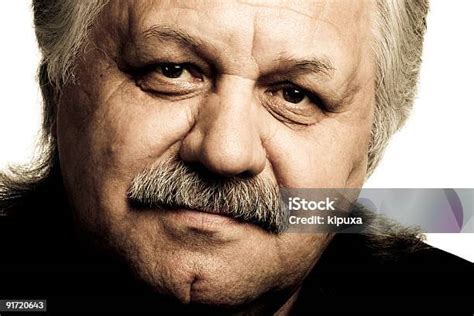 ภาพของผู้ชายผมสีเทา ภาพสต็อก ดาวน์โหลดรูปภาพตอนนี้ 65 69 ปี กลุ่มชน จํานวนคน การดูแล