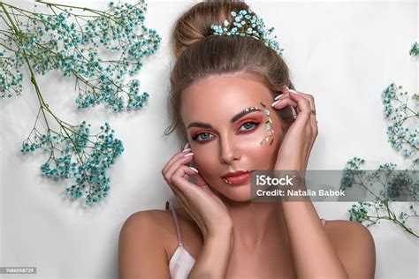 흰색과 파란색 꽃이 있는 흰색 바탕에 웃고 있는 아름답고 달콤한 소녀의 초상화 2월에 대한 스톡 사진 및 기타 이미지 2월 3월 관능 Istock