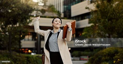 도시 비즈니스 및 여성과 축하 춤 및 우승자 승진 및 직원과의 성취 일본 B2b 거래 에너지 자유 또는 행복으로 승리 또는 보너스를 가진 개인 또는 기업가 40 44세에