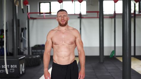 运动员健身房中年帅哥健身房健美运动员举重理想身材视频特效素材 千库网