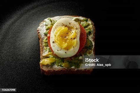 검은 배경에 샌드위치입니다 빵 계란 토마토 아보카도입니다 검정색 배경에 대한 스톡 사진 및 기타 이미지 검정색 배경 아보카도 토스트 Istock