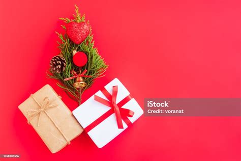 크리스마스와 새해 장식 선물 상자 소나무 콘 소나무 가지 골든 벨 빨간 심장 및 빨간색 장식 빨간색 배경에 크리스마스 공 갈색에 대한 스톡 사진 및 기타 이미지 Istock