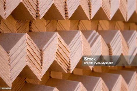 팔레트에서 운송하는 동안 보호 물품을 위한 골판지 각진 가장자리 보호기의 스택 운송 중 손상으로부터 물품을 보호하기 위한 운송 포장 에지 프로텍터의 클로즈업 보기 포장에