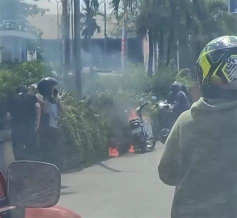 Viral Motor Terbakar Di Depan Swalayan Ada Banyumanik Diduga Kelistrikan Korslet Info Semarang