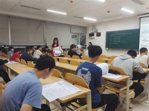 贵州大学英语爱好者协会、贵州大学“银鸽”志愿者服务团开展大学生“四六级”模拟考试