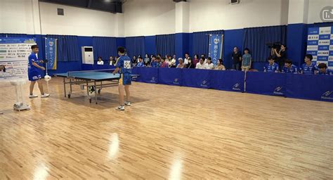 水知寒 的想法 郝帅在冈山俱乐部球迷见面会，你别说还真好玩。 除了让小选手猜旋转环节张本智和说中文，郝帅说英文真的是太反差萌了（图3）现场的观众氛围也特别好（图1）加上赞助牌上也显示了有