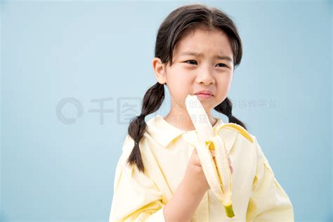 白昼高清图片 吃香蕉的小女孩 人像图片免费下载 格式 5472像素 编号66850801 千图网
