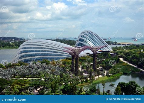 Singapore 01 04 2016 Gardens By The Bay Flower Dome And Cloud Forest