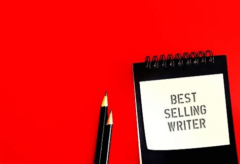 베스트셀러 작가 인기 있는 책을 쓰는 성공적인 작가 또는 베스트셀러가 되는 것을 목표로 하는 열정적인 목표 설정 작가에 대한 텍스트가 있는 노트북에 연필과 노란색 메모가