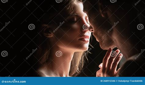 Retrato De Una Pareja Encantadora Joven Novia Sensual Feliz De Recibir