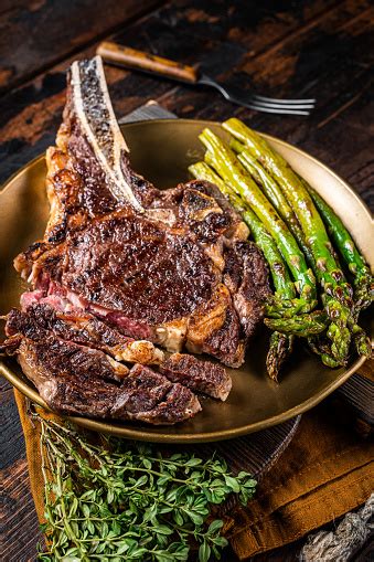 얇게 썬 구운 카우보이 또는 뼈 쇠고기 스테이크를 곁들인 갈비뼈 접시에 구운 아스파라거스 나무 배경입니다 상위 뷰 굽기에 대한 스톡 사진 및 기타 이미지 Istock