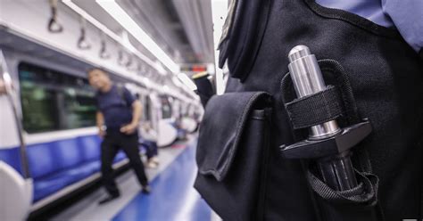 보안장비 휴대 보안관 지하철 내부 순찰