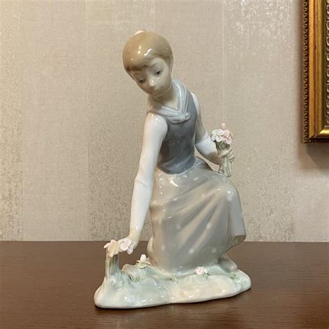 Порцелянова статуетка Lladro «дівчина що збирає квіти — ціна 3400 грн у каталозі Статуетки