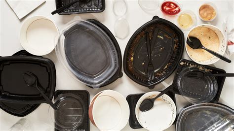 사용 더러운 플라스틱 용기 포크 숟가락 소스 포장 흰색 배경에 모자의 상단 보기 0명에 대한 스톡 사진 및 기타 이미지 0명