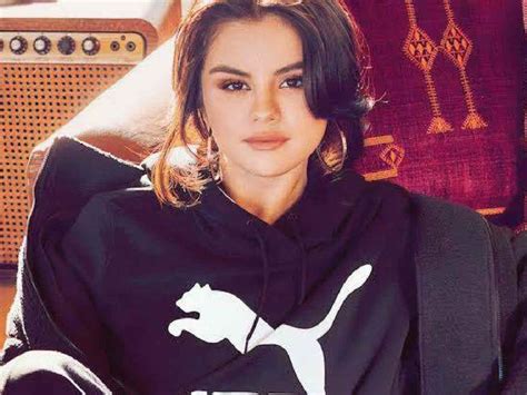 Broke My Hand And Had Surgery Selena Gomez Reveals How She Recorded Her New Track Single Soon