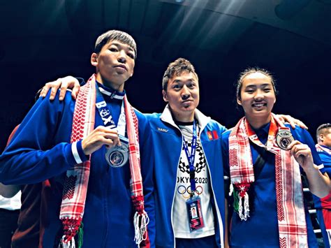 Б Буяндалай боксын Азийн АШТ ээс мөнгөн медаль хүртлээ