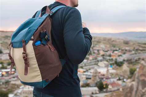 높이에서 관광 산 마을 석양에 보인다 하이킹 관광의 개념입니다 백 패 커 개념에 대한 스톡 사진 및 기타 이미지 개념
