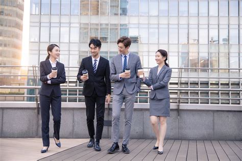 工作时，领导夸你优秀、辛苦了时，你该怎么回复才能恰到好处？ 搜狐大视野 搜狐新闻