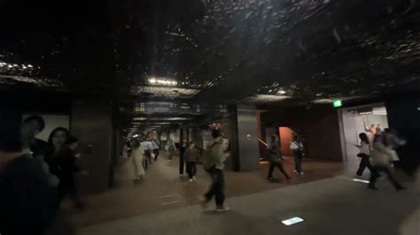 【天神地下街】 停電が発生。6月3日午後6時30分ごろの地下街の様子。館内放送で地下街の通行客に外に出るように促す放送が行われている