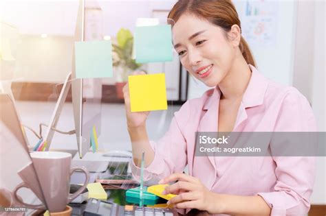 클로즈업 비즈니스 시작 성공적인 미소 여자 사무실에서 포스트 It에 메모를 작성 사업가는 파란색 포스트 노트와 스티커 노트에 메모를 작성하는 브레인 스토밍 20 29세에