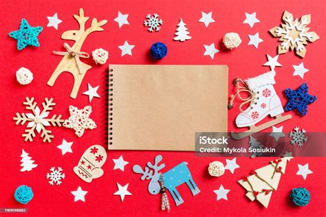 빨간 크리스마스 배경에 노트북 휴일 장난감 및 장식의 상단보기 새해 시간 컨셉 Diy에 대한 스톡 사진 및 기타 이미지 Diy 강림절 개념 Istock