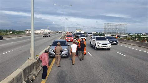 นึกว่ารถจอดเสีย บนทางด่วนบูรพาวิถี เจ้าหน้าที่ผงะ พบศพสาวใหญ่ดับในรถ มุมใหม่