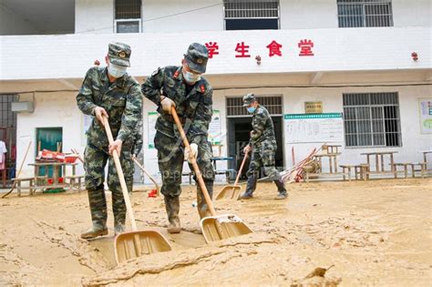 广西东兰洪水退去 武警官兵受灾学校清理淤泥 人民图片网
