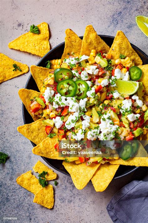 멕시코 거리 옥수수 샐러드치즈와 나초 칩을 블랙 플레이트에 얹어 최고 전망 멕시코 음식 개념 0명에 대한 스톡 사진 및 기타 이미지 Istock