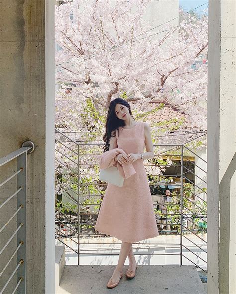 밀크코코아 Milkcocoa 은은하게 광택감이 느껴지는 져지 새틴 원피스를 입은 듯 우아하면서도 드라마틱한 분위기가 연출되는 디자인과 져지 원단의 가장 큰 장점인 편안한