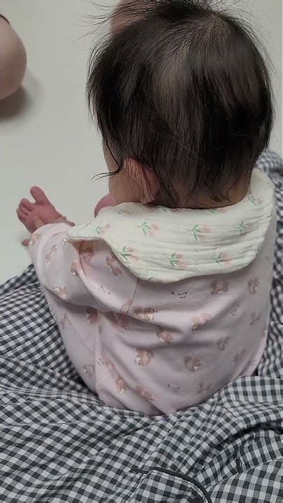 발에 관심이 많은 5개월 아기 뒤통수 Youtube