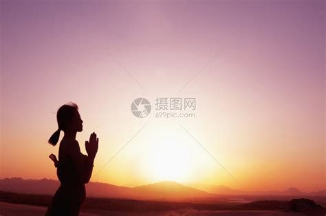 带着双手祈祷的贞洁年轻女子在沙漠露出姿势轮光高清图片下载 正版图片502869529 摄图网