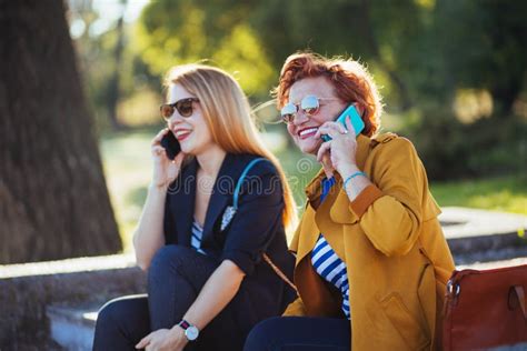 Madre E Hija Que Comparten El Contenido En Sus Smartphones Imagen De