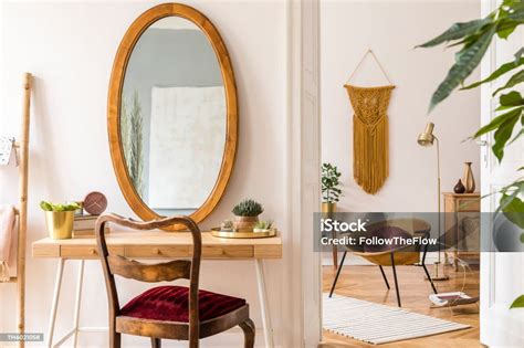 드레싱 테이블 금 안락의 자 디자인 부속품 거울 가구 및 백색 벽에 큰 노란 마크 라 메를 가진 아파트의 세련 된 Scanidnavian 내부 거실의 홈 장식을 디자인