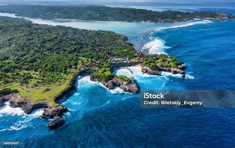 여행 및 휴가 이미지 바다와 바위에서 공중 보기 상단 보기에서 푸른 물 배경 공기에서 여름 바다 풍경 발리 인도네시아 발리 소순다 열도에 대한 스톡 사진 및 기타 이미지