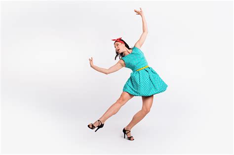 예쁜 여자의 전체 크기 사진 재미 디스코텍 춤을 즐기고 청록색 복고풍 스타일의 물방울 무늬 스커트가 흰색 배경에 고립되어 있습니다 25 29세에 대한 스톡 사진 및 기타