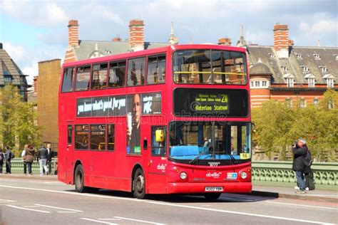 Двухэтажный автобус в Лондоне Редакционное Стоковое Изображение изображение насчитывающей