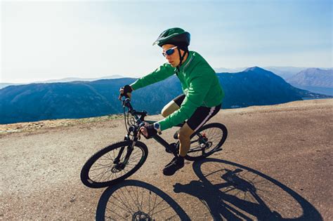 남자는도로에서 산악 자전거를 타고 스포츠와 활동적인 생활 개념입니다 20 24세에 대한 스톡 사진 및 기타 이미지 20 24세 20 29세 25 29세 Istock