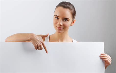 카피 스페이스가있는 빈 빈 간판을 보여주는 행복한 미소 젊은 여성의 초상화 큰 흰색 배너를 들고 비즈니스 여자 백인종에 대한